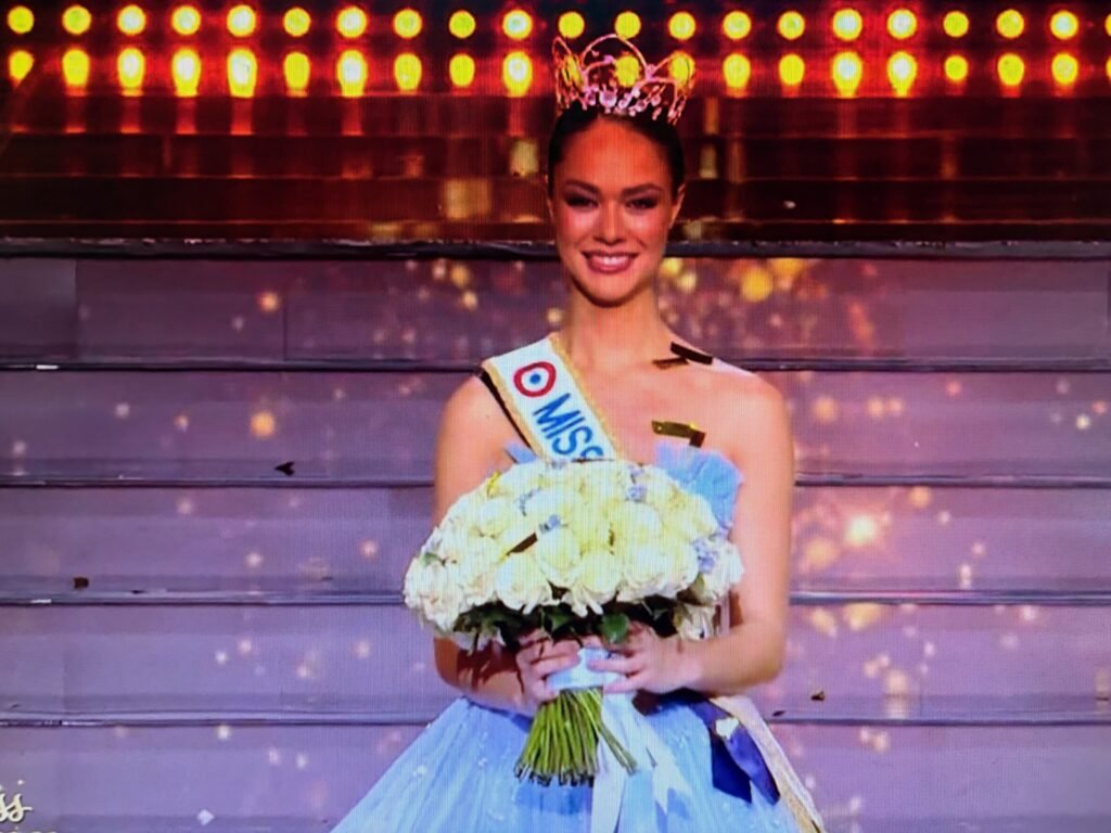 Miss France 2026 : Hinaupoko Deveze, Miss Tahiti, sacrée au Zénith d ...